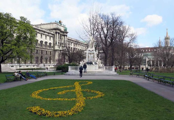 RELAXING IN VIENNA: Pretty cakes and baroque architecture | Julia's ...