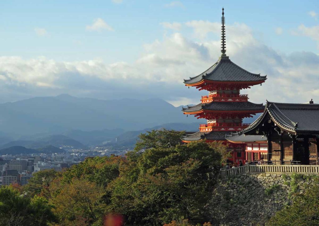 10,000 RED GATES AND MAGICAL TEMPLES: 4 days in Kyoto | Julia's ...